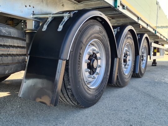 Platform / Curtainsider vehicles